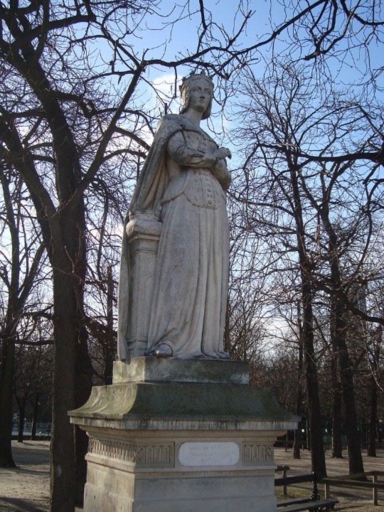 Poppy in Paris: A March Tribute to the City’s Women | Bonjour Paris